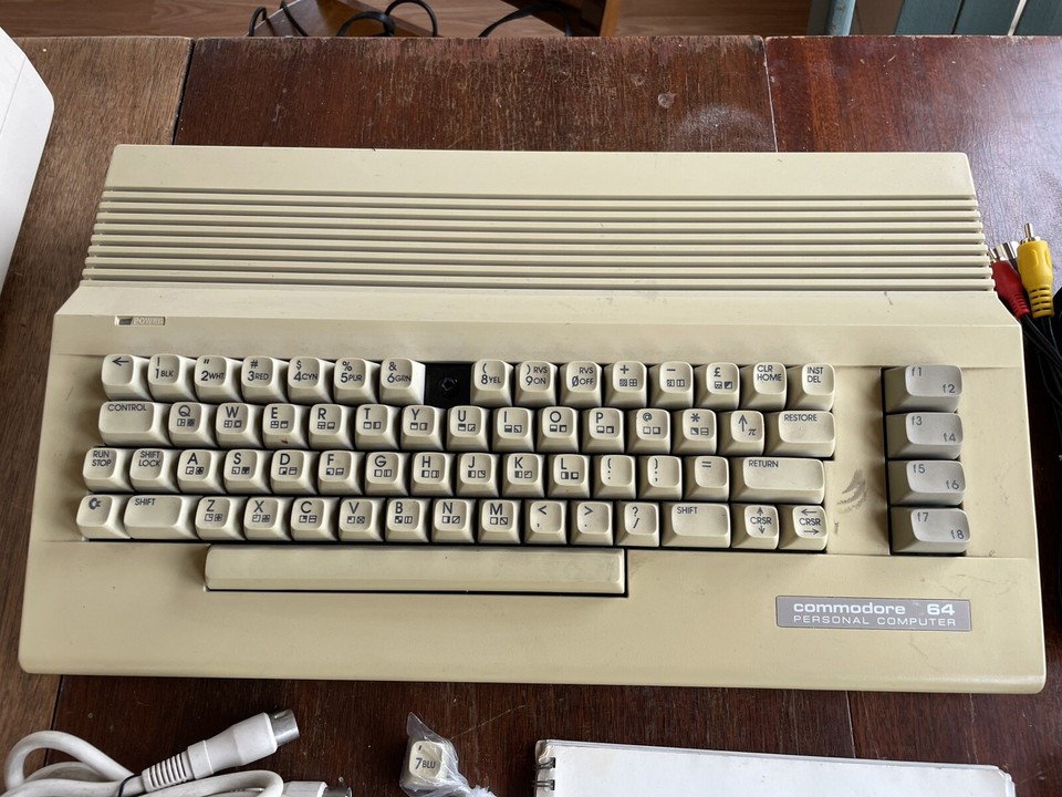 Vintage Commodore 64C Computer w/Manuals Disk Drive & Joy Stick Tested ...
