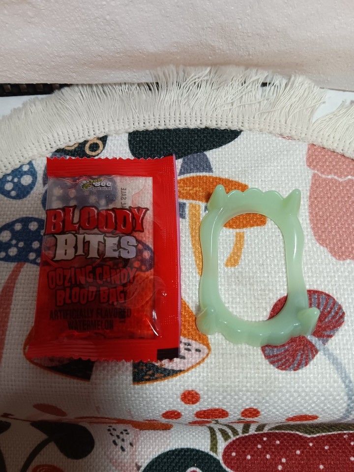 2 BAGS- BLOODY BITES GLOW IN THE DARK PLASTIC VAMPIRE FANGS OOZING ...