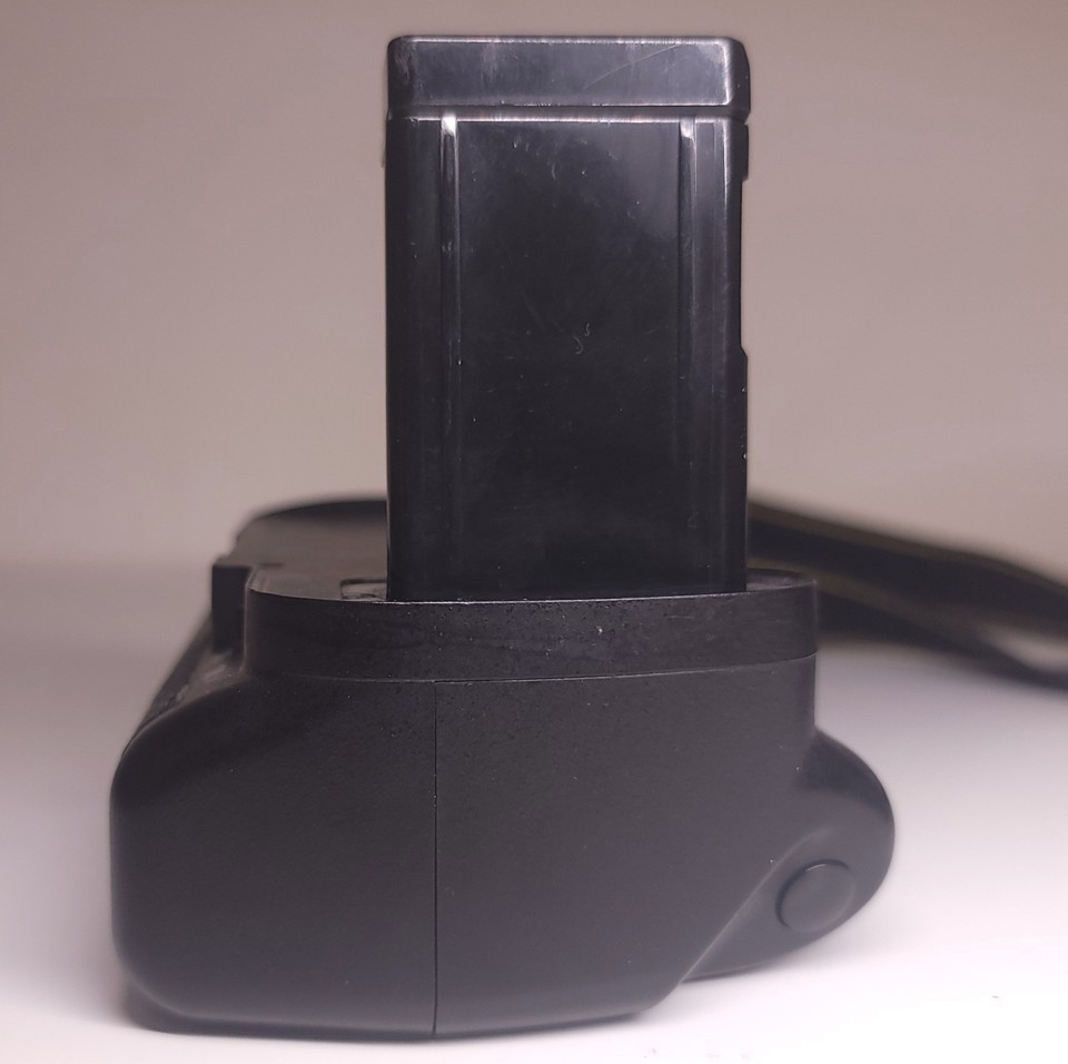 Nikon D5100 DSLR Camera Body Only + Vertical Battery Grip - 29k Clicks ...