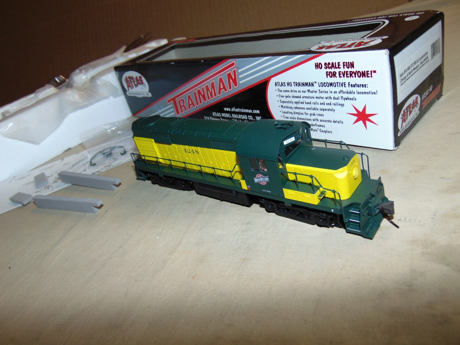 ATLAS HO 10 000 573 RS-32 CHICAGO NORTHWESTERN DIESEL + BOX | eBay