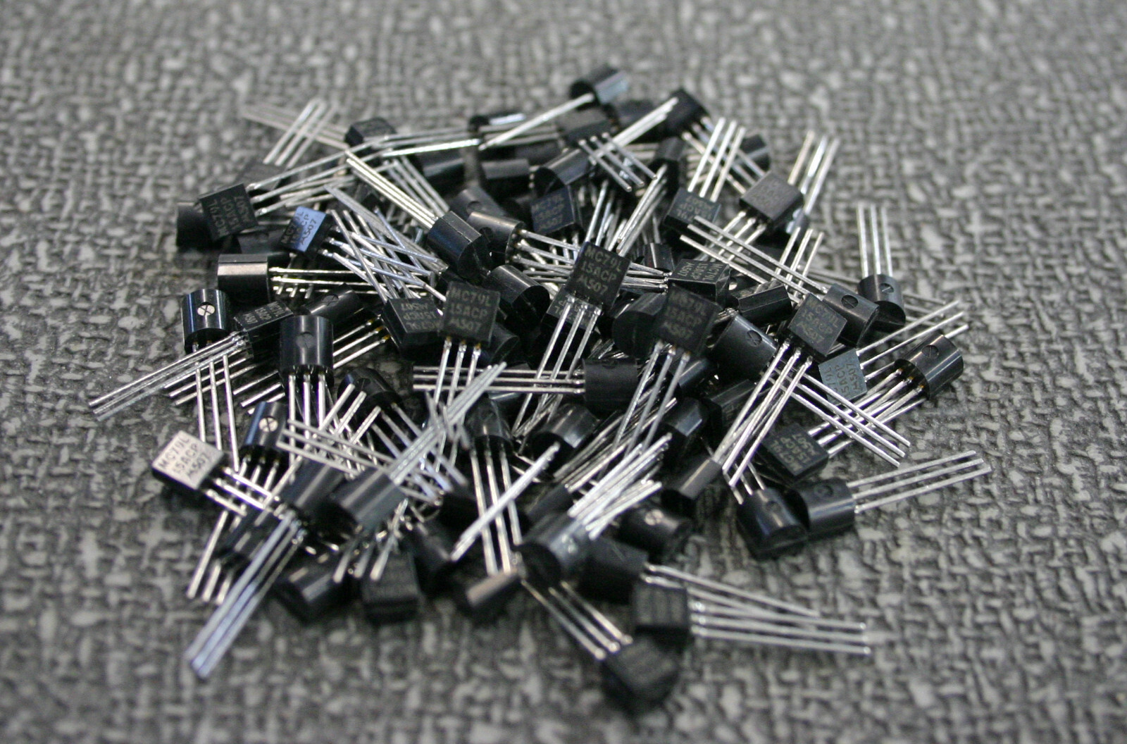 100 Pieces Motorola MC79L15ACP 79L15 Negative -15V 100mA Voltage ...