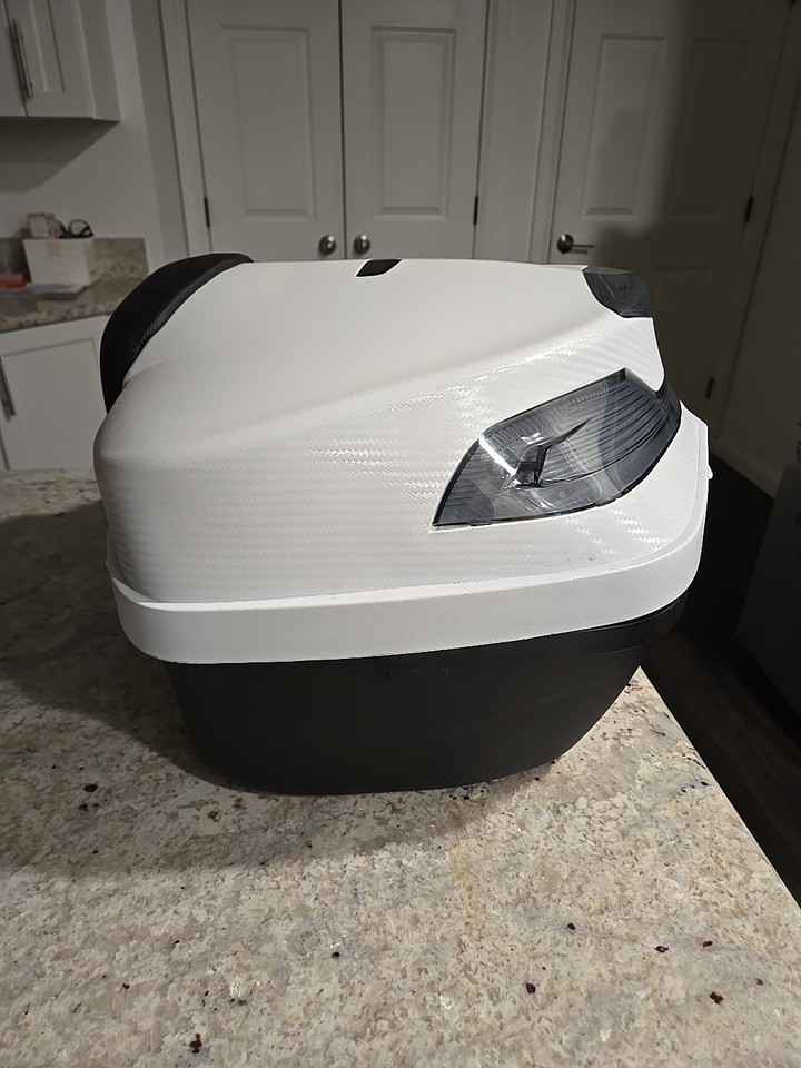 UNIVERSAL FIT MOTORCYCLE TOP CASE. 48 Liters Never Used! Lost The key ...
