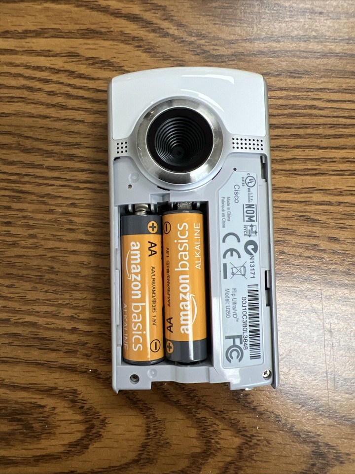 2 Cisco Flip Ultra HD Camcorders U260 White 4GB HDMI Video Camera ...
