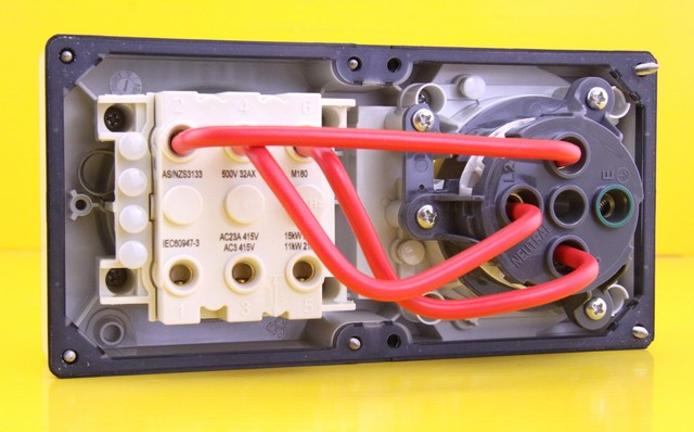 Clipsal 56CV432 56 Series 3 Phase 4 Pin Switched Socket Outlet 500v 32a ...