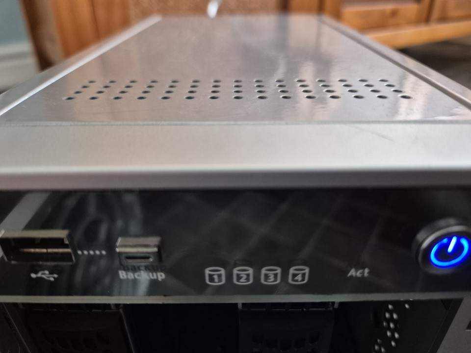 Netgear RND4000 (ReadyNAS NV+ v3) - Diskless NAS 4 bay | eBay UK