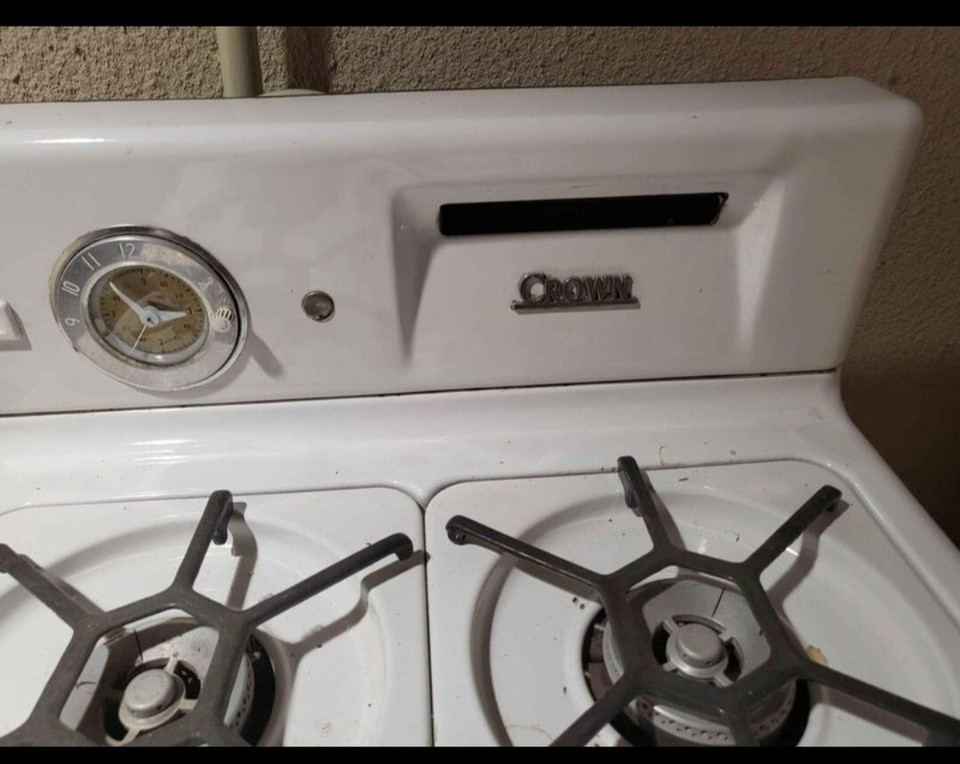 Vintage 20-Inch Crown Gas Stove White Enamel 4 burner stove with oven ...