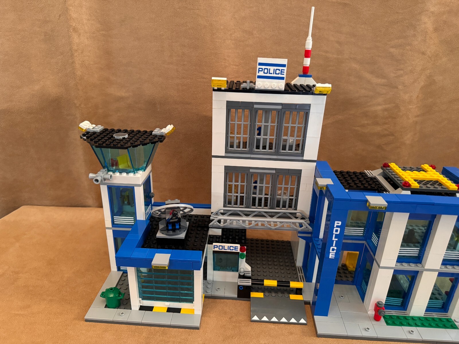60047 LEGO Complete CITY: Police Station with all minifigures jail ...