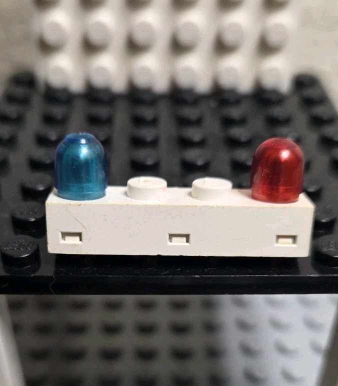 LEGO Vintage Electric Light Brick 1x4 w/ Red & Blue Lights & 2x4 ...