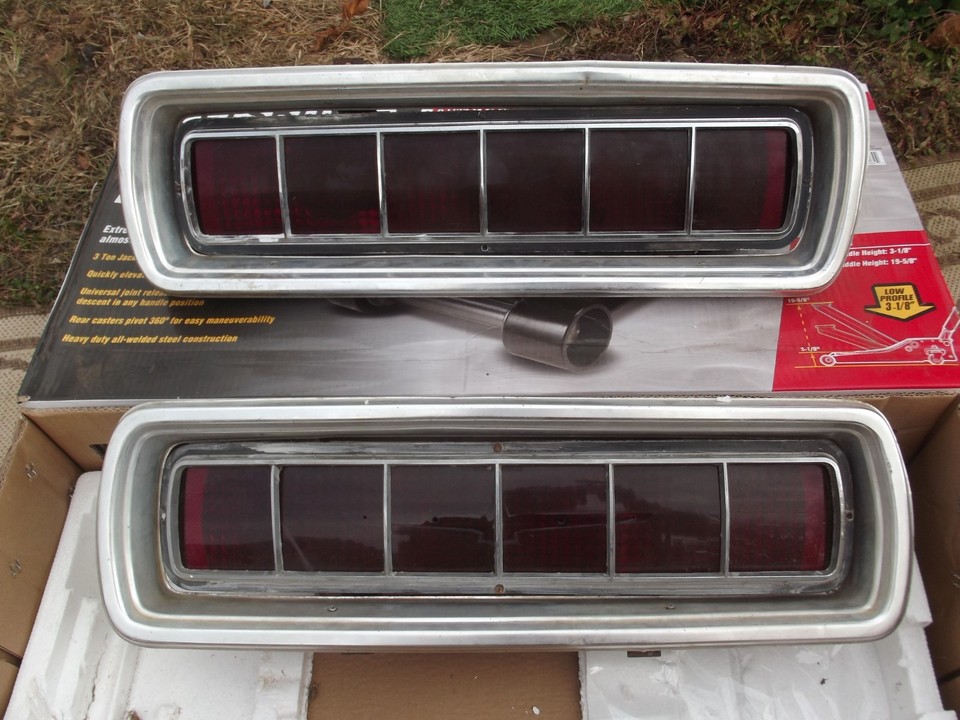 2vtg OEM 1965 FORD THUNDERBIRD TAIL LIGHTS BEZELS 1 CRACKED RAT ROD ...
