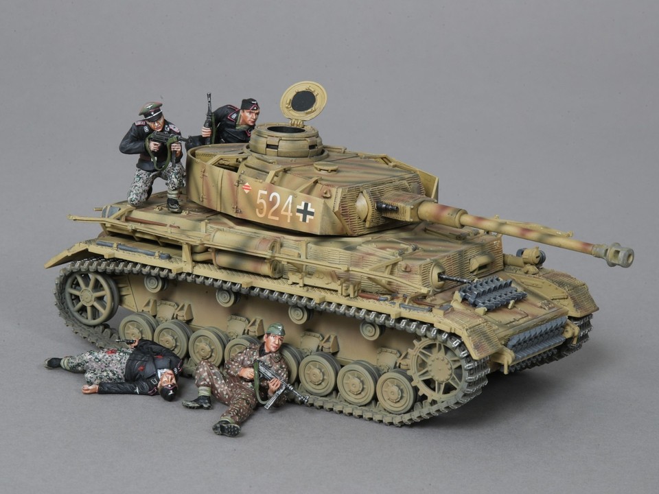 THOMAS GUNN WW2 GERMAN SS187 GERMAN TANK COMMANDER KNEELING FIRING MP40 ...