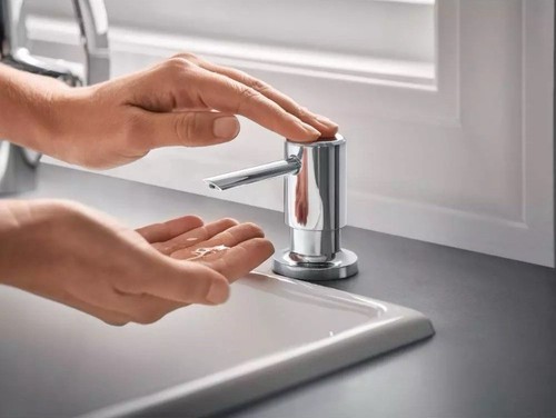 MOEN 87932 Reyes Single-Handle Pull-Down Sprayer Kitchen Faucet Chrome ...