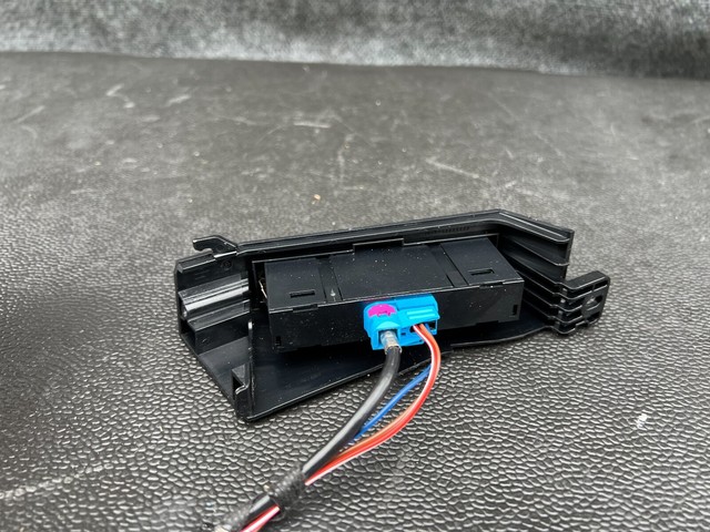 2016 MERCEDES BENZ Gle450 AMG USB Hub Connector Control Module ...