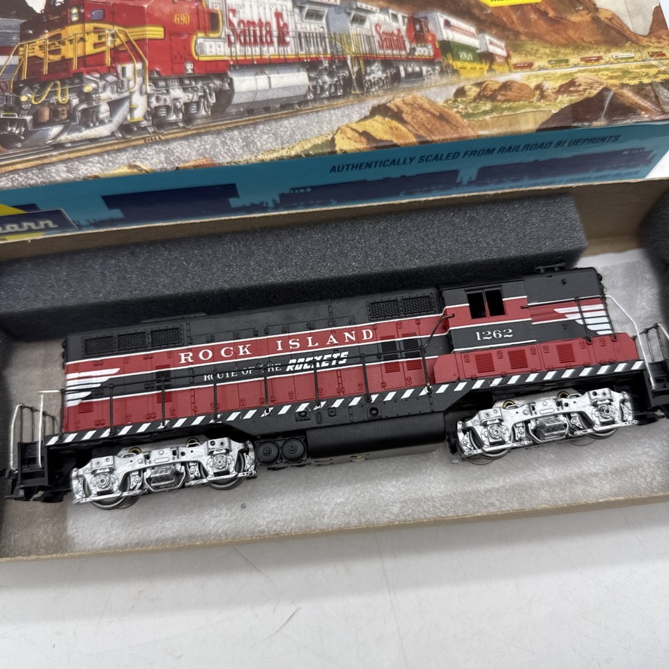 HO Athean Rock Island GP9 #1262 Route Of Rockets Locomotive Powered ...
