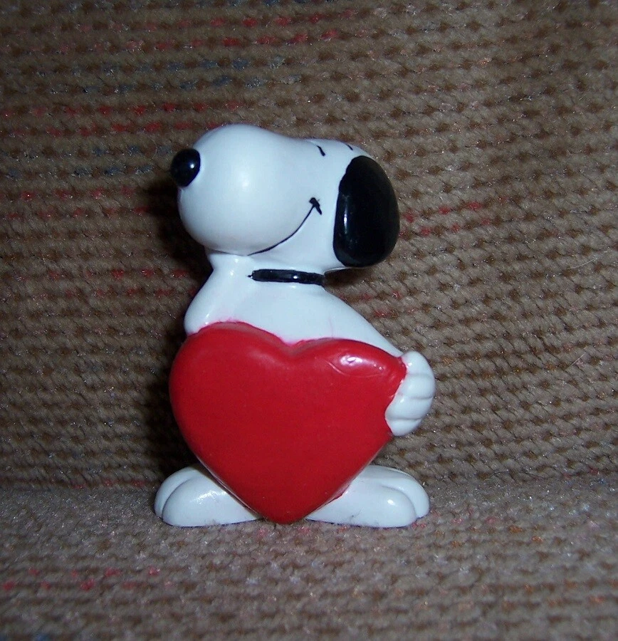 Snoopy Holding Heart