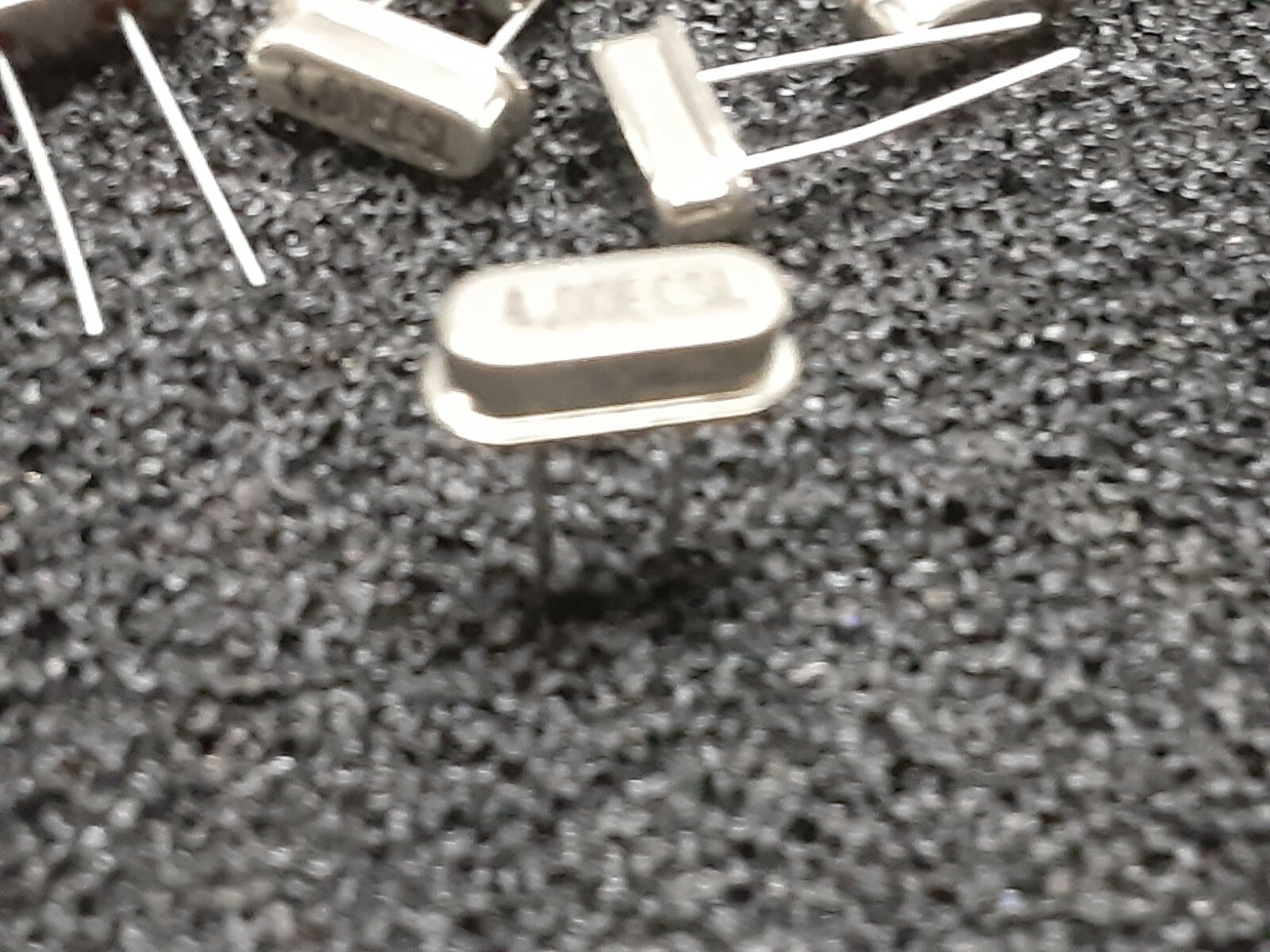 ECS-040-20-4 Crystal 4.000 MHZ 20 PF HC-49 (LOTS OF 500 PIECES) MAKE ...