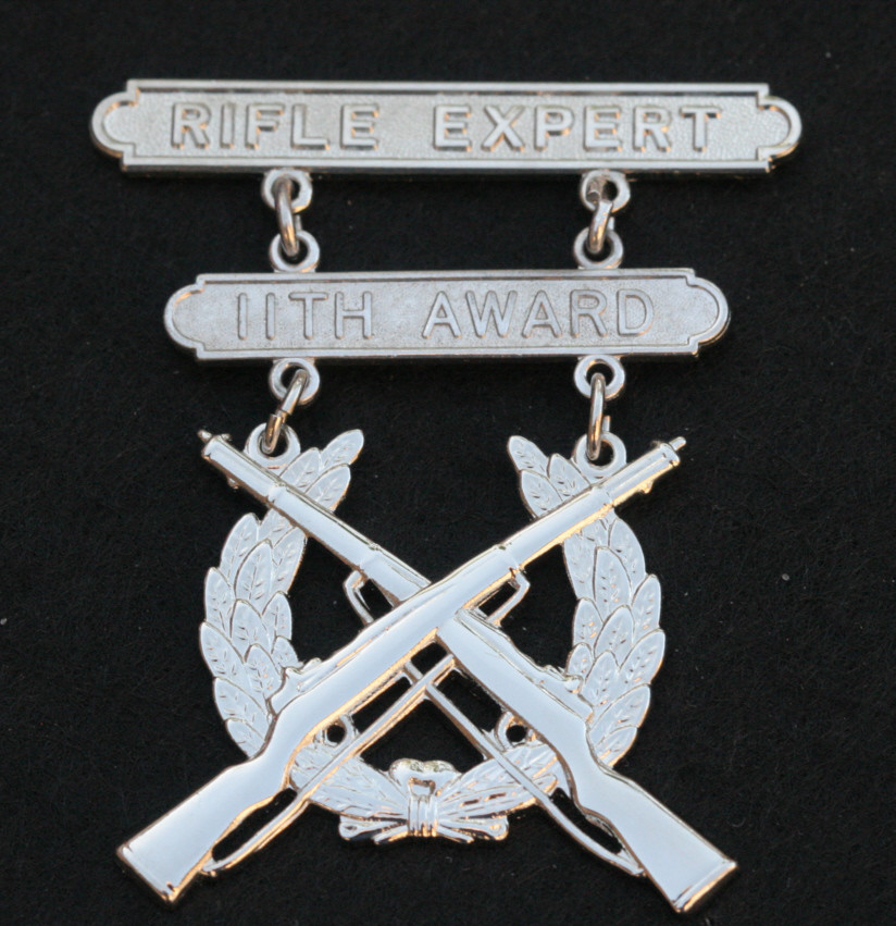 RIFLE EXPERT 11TH AWARD BADGE HAT PIN UP WEAPONS RANGE TARGET GIFT US ...