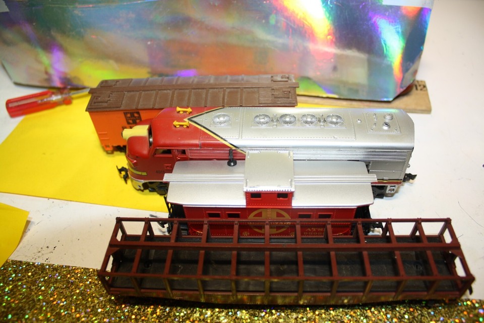 TYCO Santa Fe 4015 HO Train Set -Locomotive 2 cars and a caboose | eBay