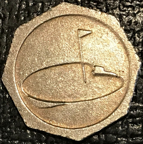 VINTAGE GOLF PUTTING GREEN WITH FLAGSTICK BALL MARKER / TOKEN-DEC737 | eBay