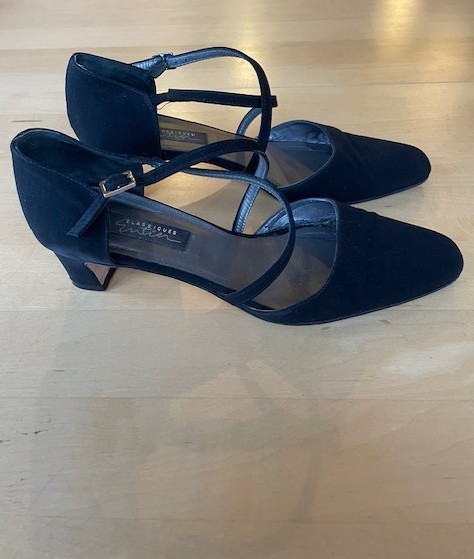 Classiques Entier Women's 2" Dress Heels/Pumps/Shoes 8B Black Suede w ...