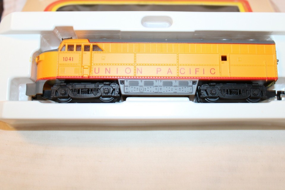 HO Scale IHC F-M Diesel Locomotive, Union Pacific, Yellow #1041 DUMMY ...