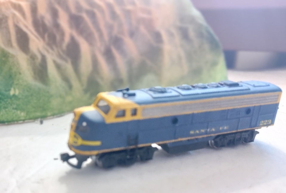 N scale Santa Fe F7 Diesel Locomotive no 223 | eBay
