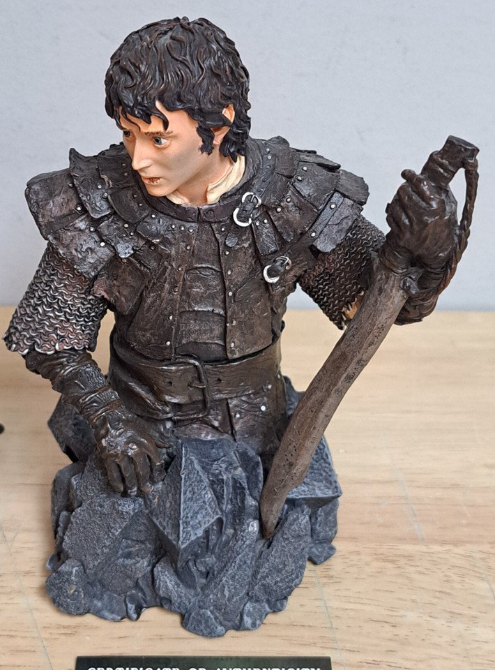 GENTLE GIANT THE LORD OF THE RINGS TR FRODO BAGGINS IN ORC ARMOR ...