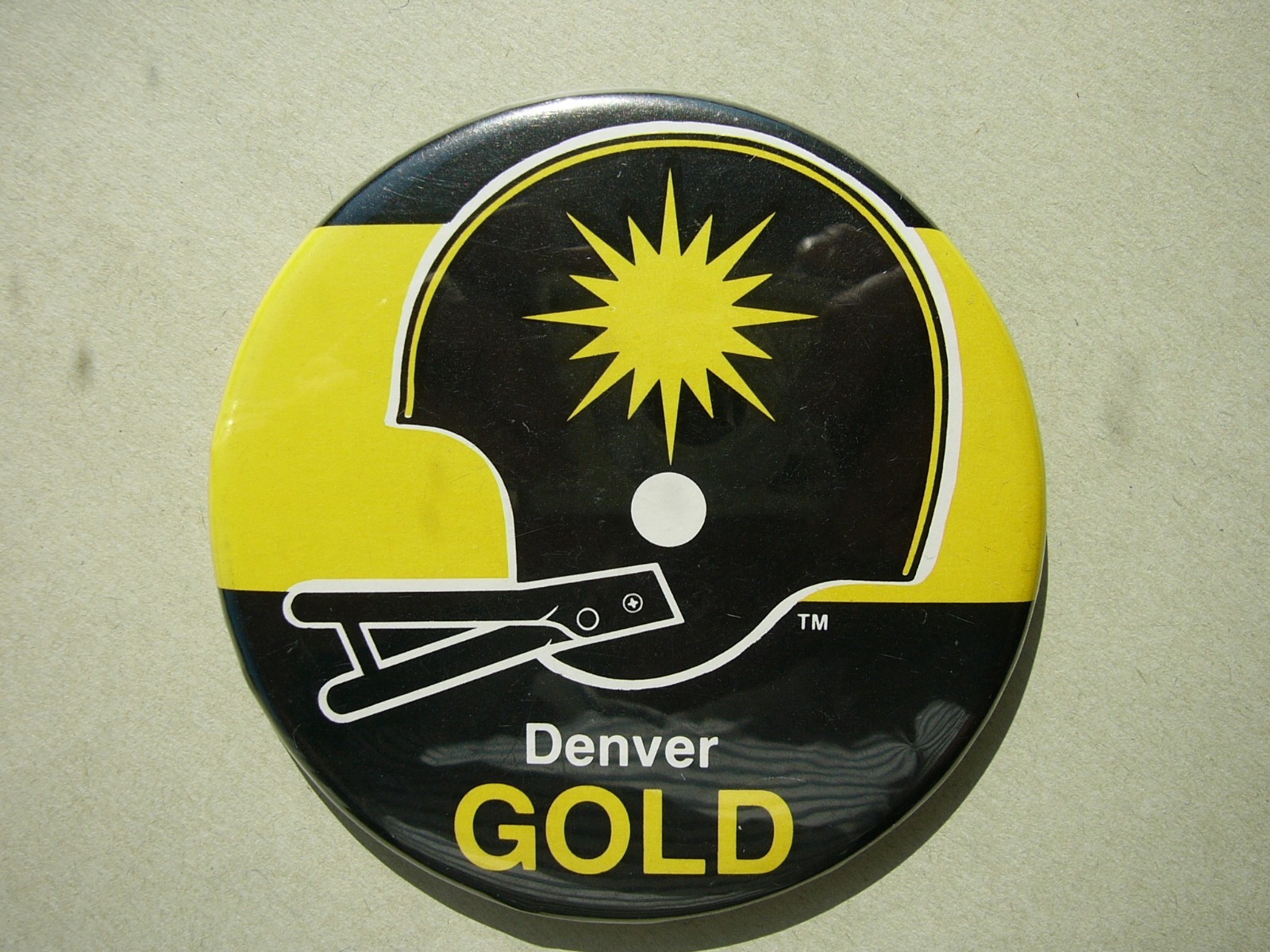 RARE 1982 USFL FOOTBALL DENVER GOLD TEAM LOGO PIN PINBACK BUTTON SHARP ...