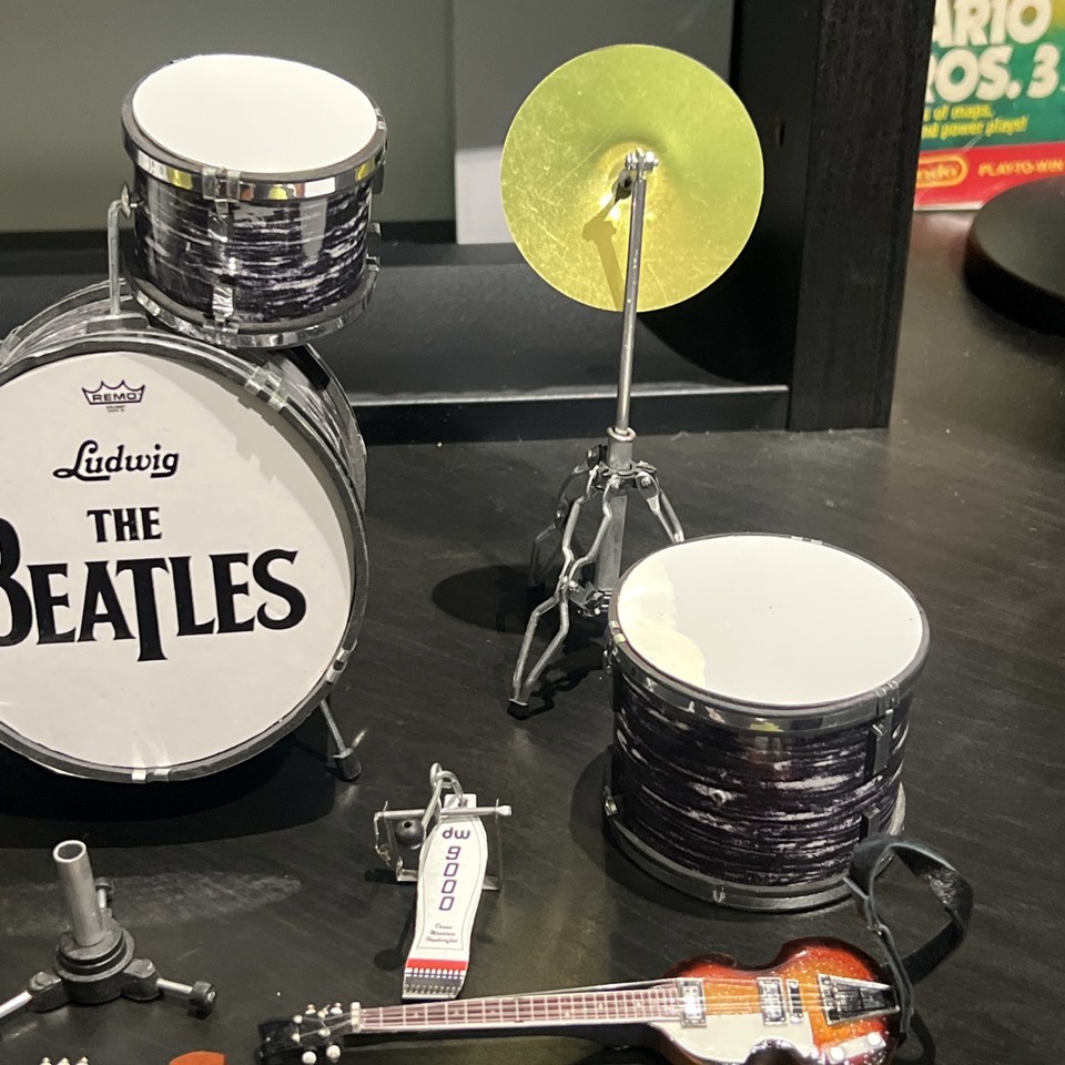 RINGO STARR Beatles Ludwig Miniature DrumSet Drum Set & Guitars ...