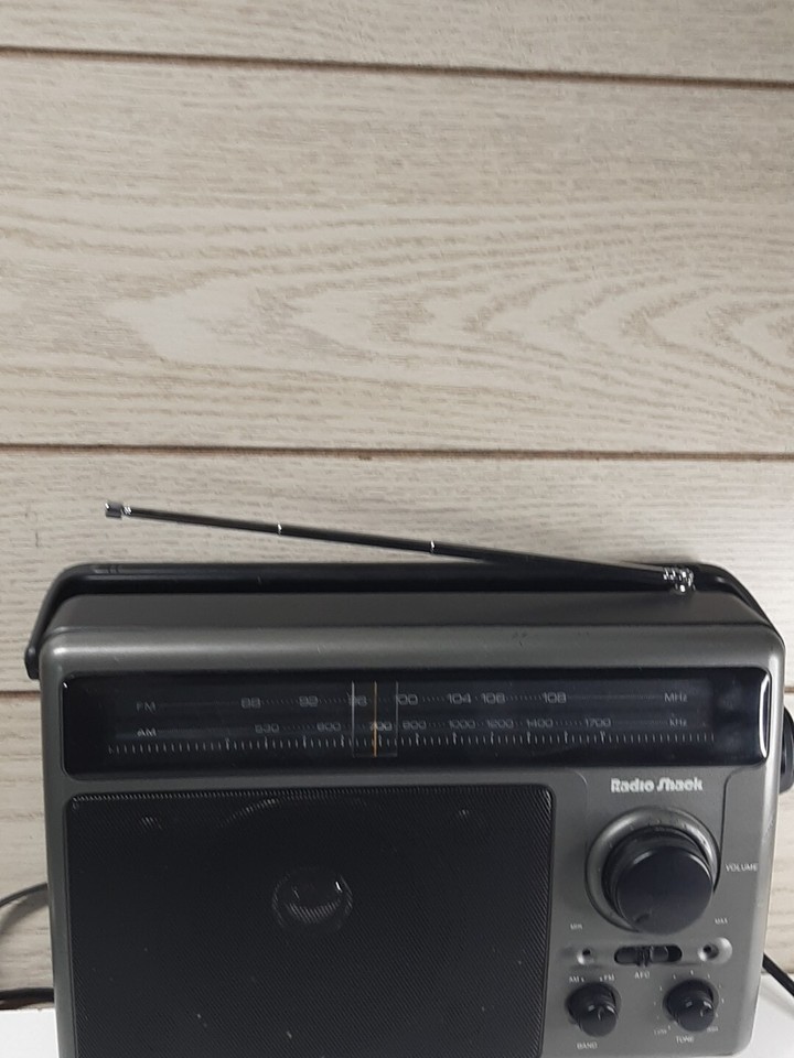 Vintage Radio Shack Portable AM FM 2 Band Radio 12-639 Tested/Working ...