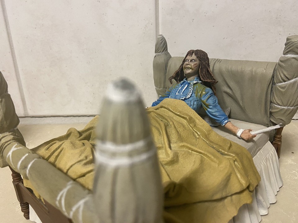 NECA - REEL Toys — The Exorcist ‘Regan Possessed’ Bed Diorama Figure ...