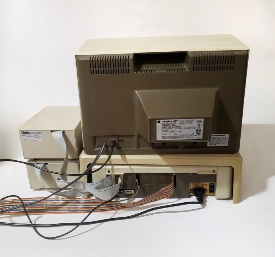Apple IIe Vintage Computer System With Monitor III & Vista Disk Drives ...