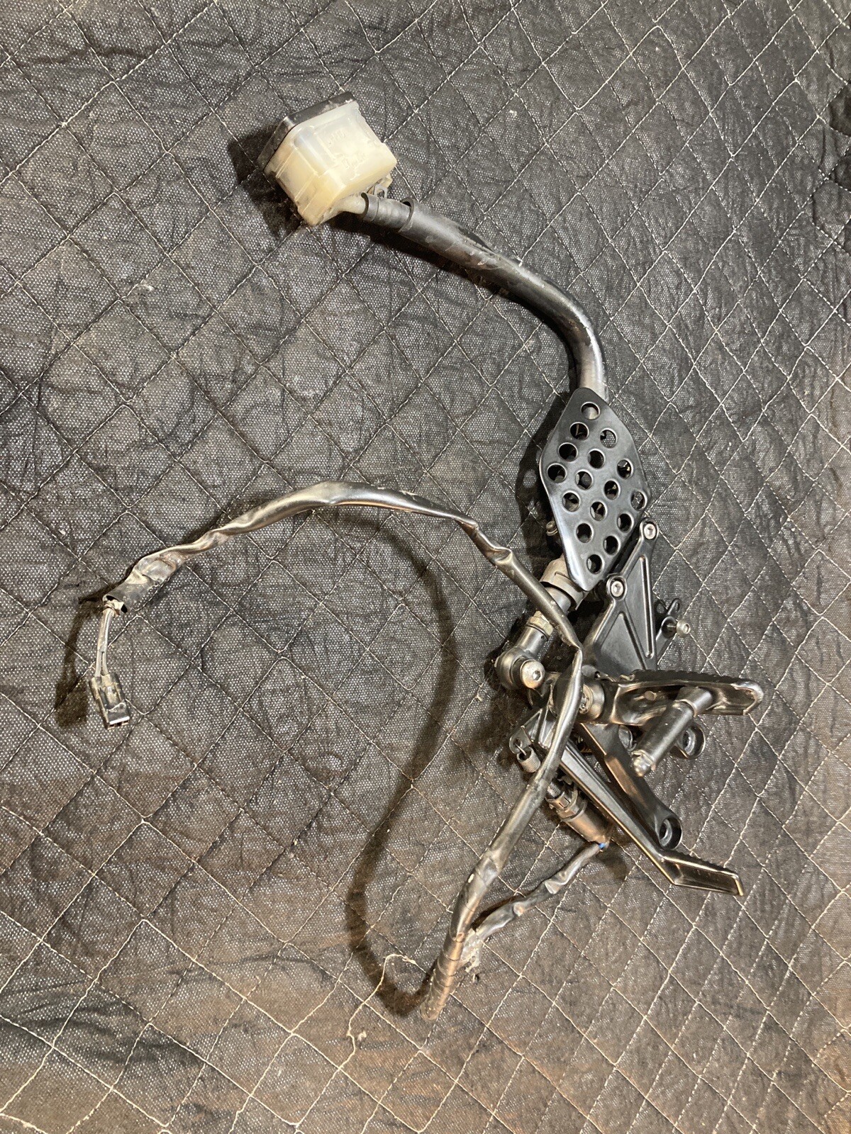 04 05 HONDA CBR 1000RR CBR1000RR RIGHT REARSET REAR SET DRIVER FOOT PEG ...