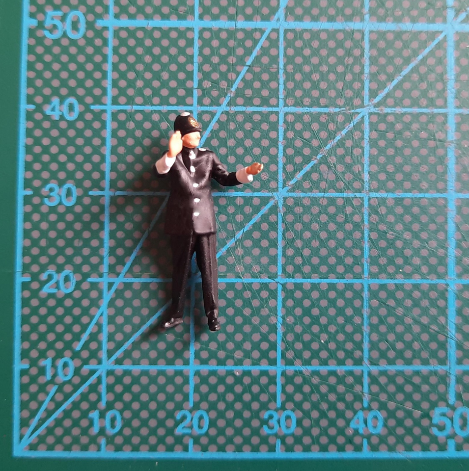 OO GAUGE TRAFFIC POLICEMAN FIGURE HAND PAINTED PERIOD POLICE COPPER ERA ...