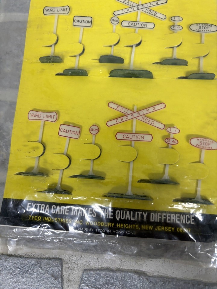 VINTAGE TYCO RAILROAD HO SCALE TRAIN LAYOUT TRACKSIDE SIGNS 122 NOS | eBay