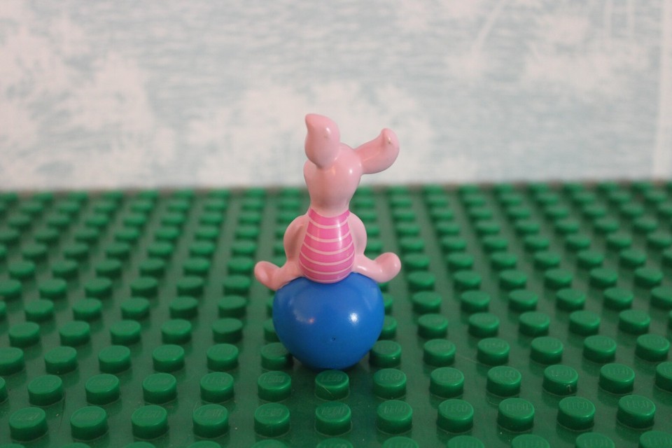 Lego Duplo Figure DISNEY WINNIE THE POOH Piglet Ball Blue Sitting Pink ...