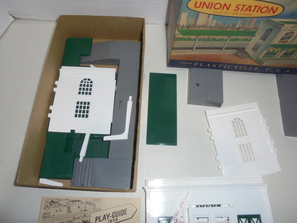 PLASTICVILLE UNION TRAIN STATION O GAUGE MIB NEVER USED BOX IS A LITTLE ...