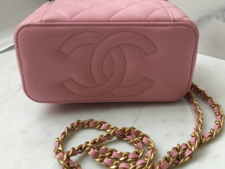 New CHANEL 22K Vanity Case Top Gold CHAIN Handle Barbie Pink Lambskin ...