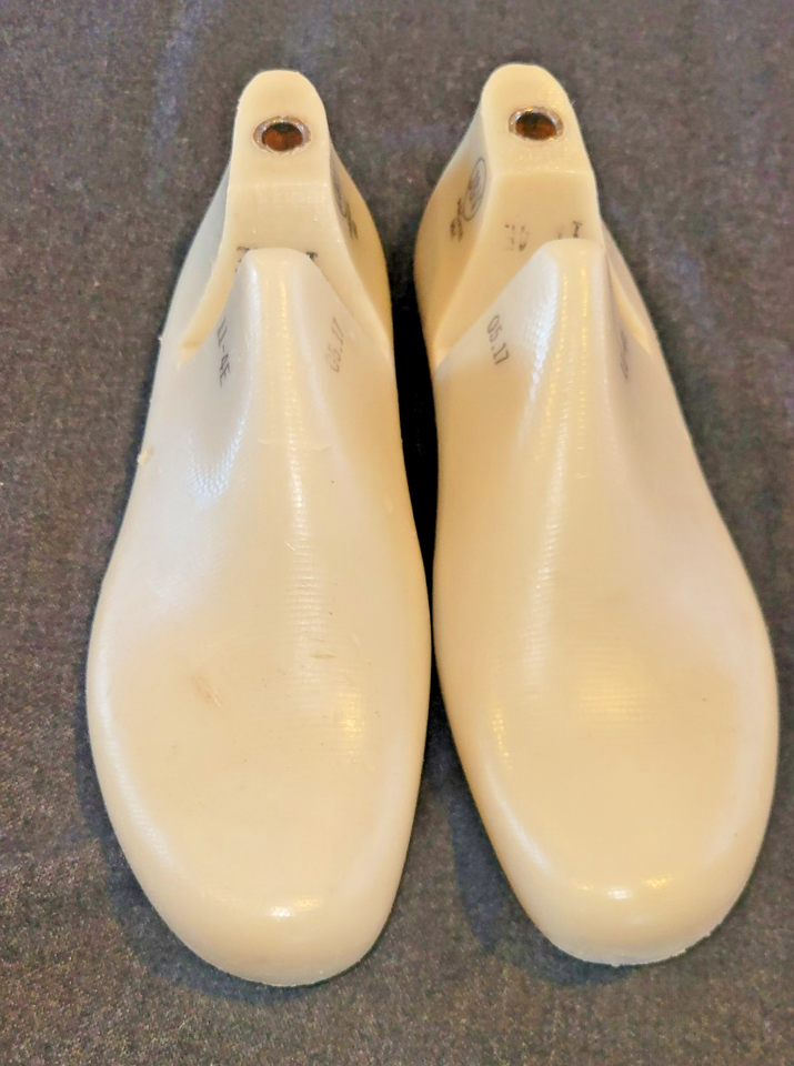 J&V VINTAGE PAIR SHOE LASTS MOLDED PLASTIC USA 11-4E Ivory Color-tone ...