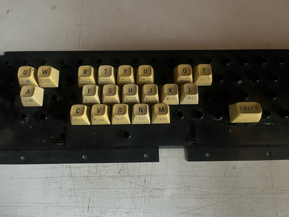 Early Commodore 64C / ALDI Style Keyboard - Single Keys and Springs ...