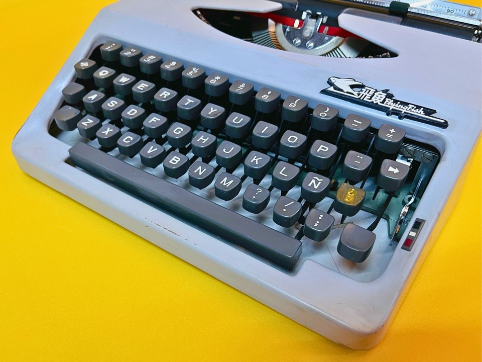Working Typewriter Flying Fish PSQ Rare Typewriter with Case Spanish ...