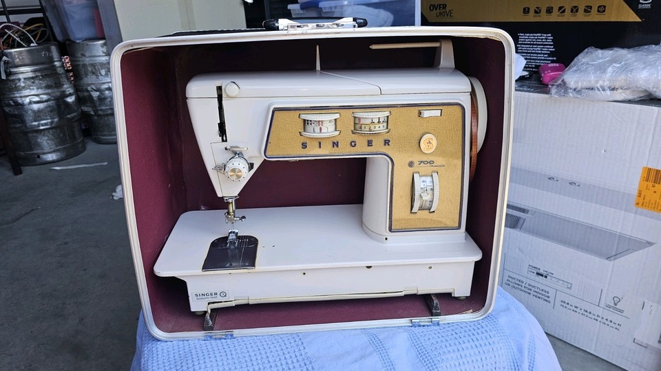Singer Sewing Machine (Slant Nj Sew)Model 700 With Foot Pedal And ...