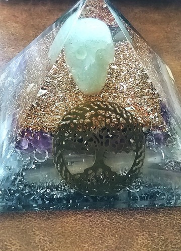 Crystal Skull, Orgone Pyramid, Green AVENTURINE SKULL Pyramid With ...