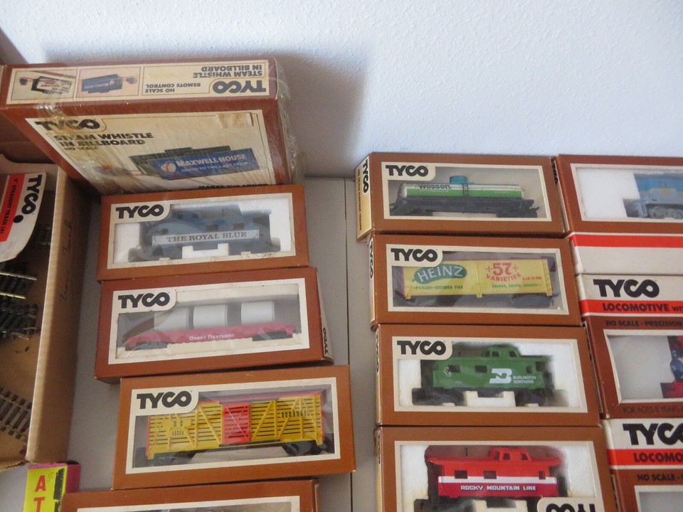 VTG Tyco Ho Scale Electric Trains Lot and Accesories 21 cars, Track ...
