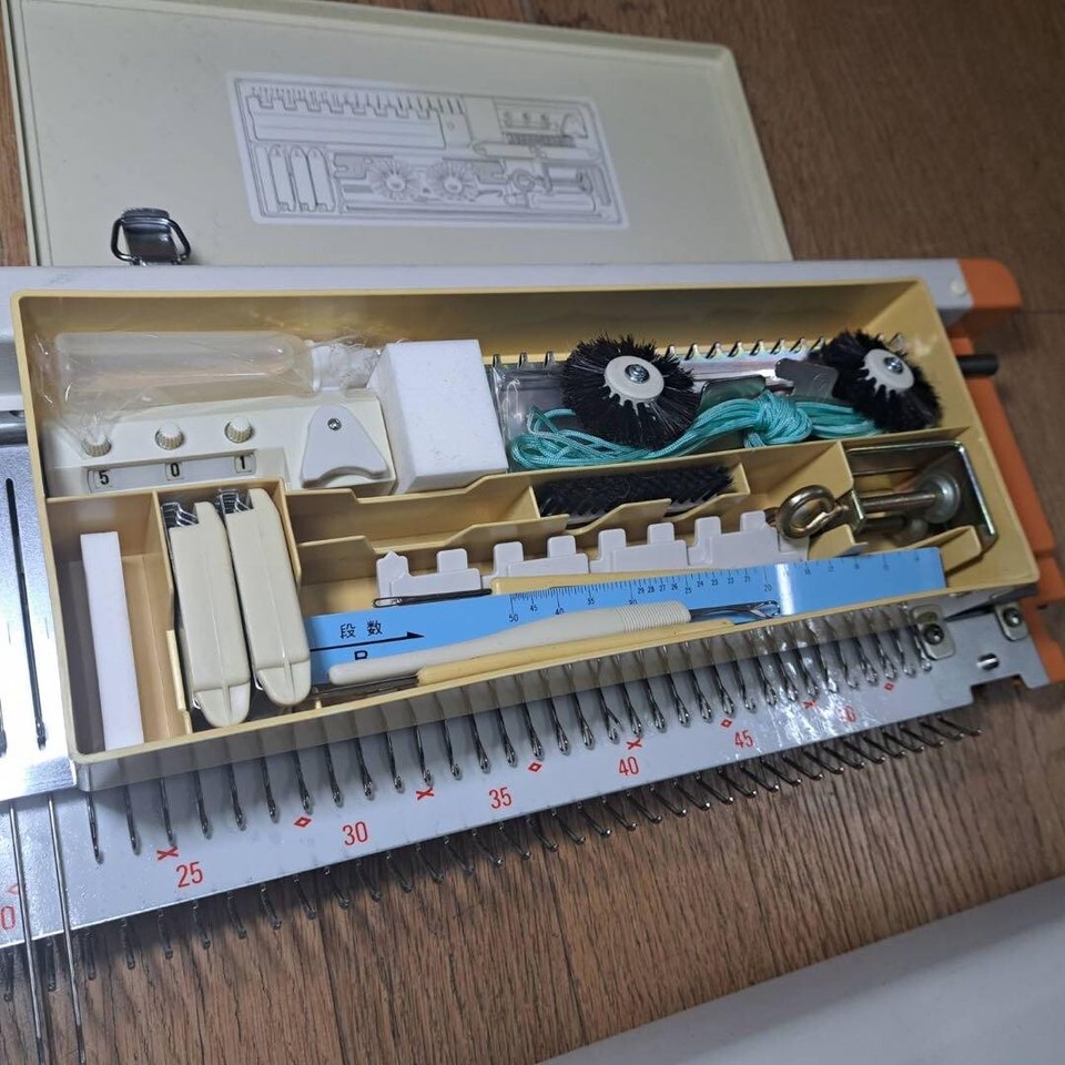 Silver reed Silver Knitting Machine Sk-150 Very Good Condition Tested ...