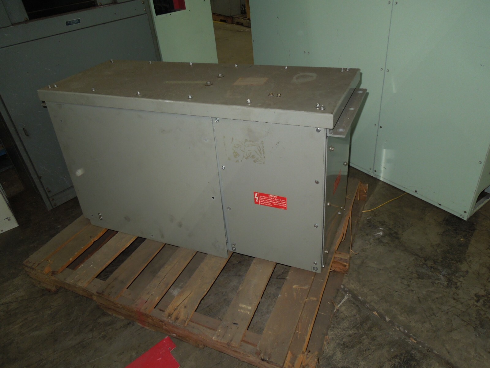 GE Spectra Series 1600A Power Take Off for 2500A 3ph 3w w/ Ground ...