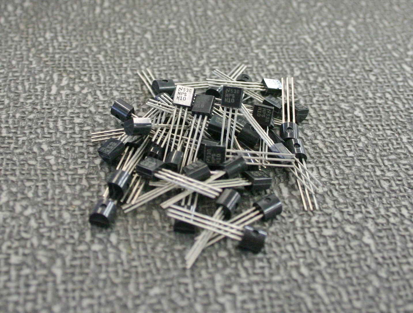 50 Pieces National Semiconductor MPSH10 NPN BJT Transistors TO-92 NOS ...