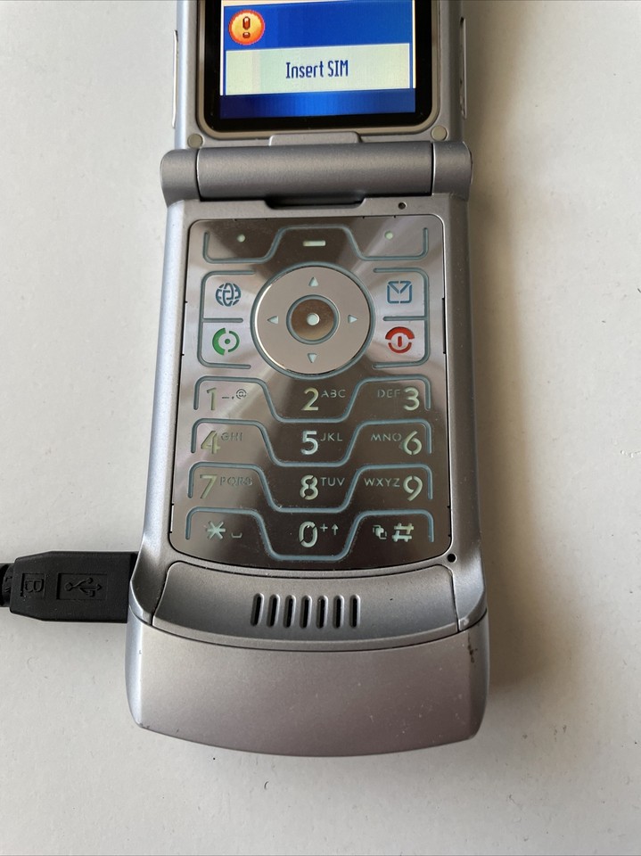 MOTOROLA Silver RAZR V3 Ultra Slim Flip Mobile Phone. BOXED (2004 ...