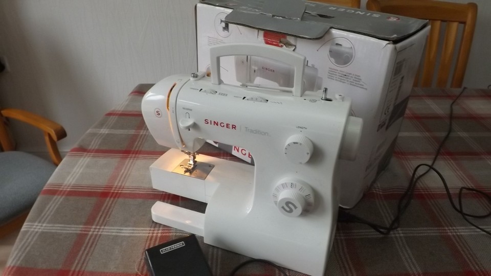 PRE-OWNED PORTABLE SINGER SEWING MACHINE | eBay UK