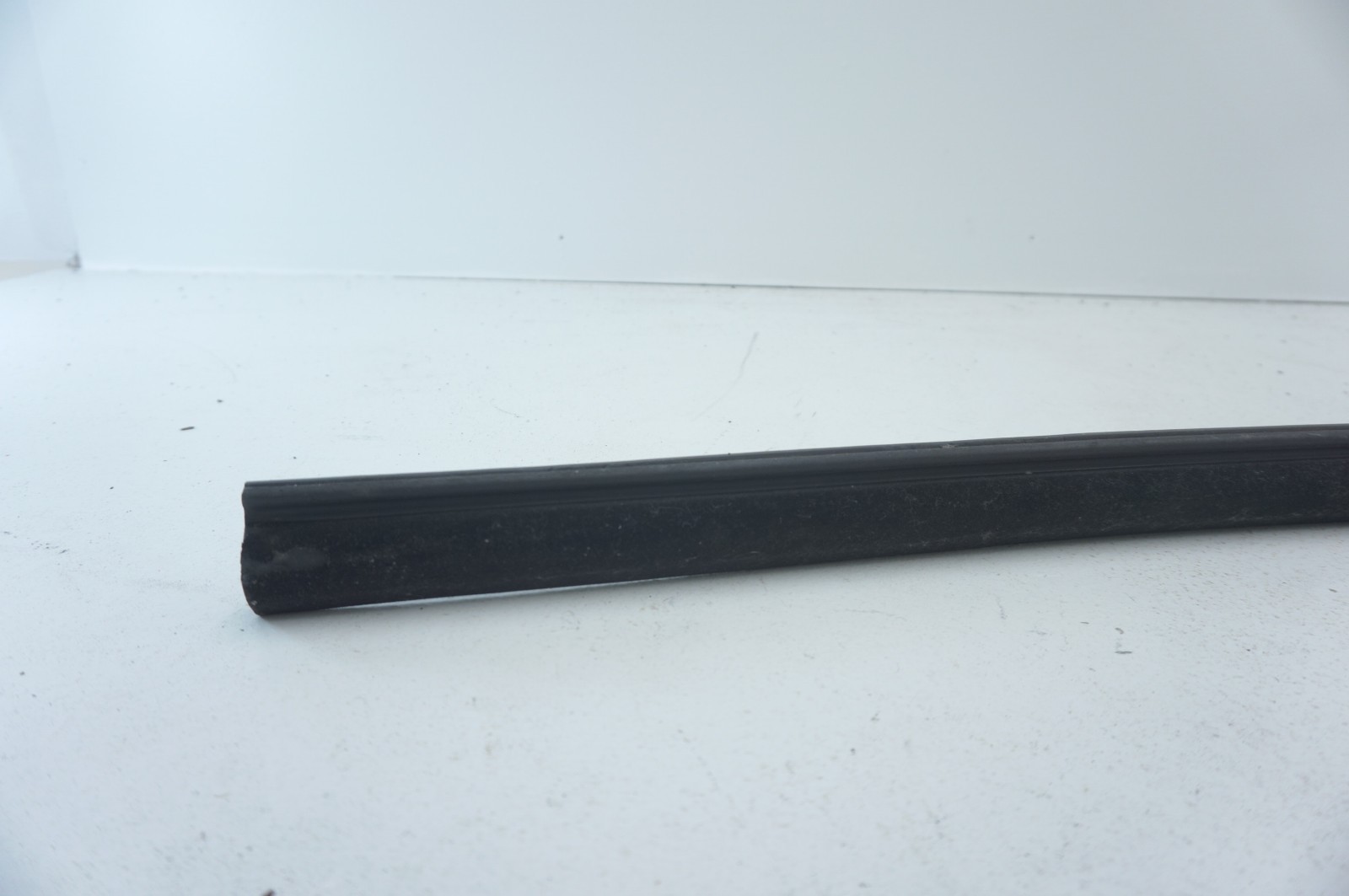 MERCEDES 300CD 280CE W123 COUPE , FRONT RIGHT SIDE WINDOW UPPER RUBBER ...