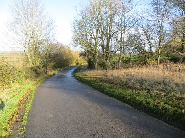 Photo A2 Road descending towards Aylesmore Farm Grove End/SP3039 Lookin ...
